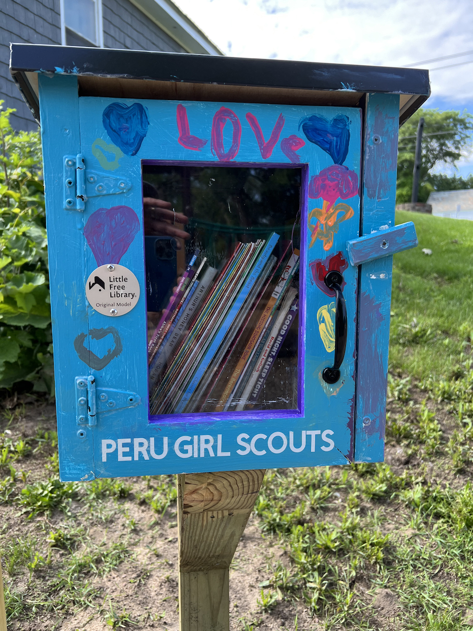 Girl Scout Troop 4183 presents book lending box to town | The Peru Gazette